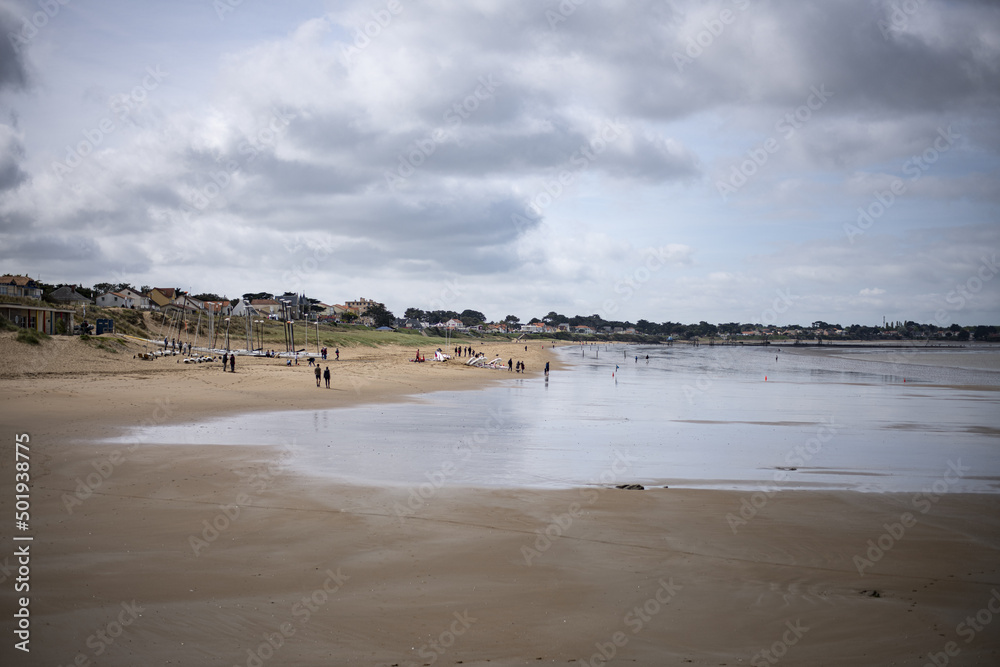 Foto de La plage de tharon plage à marée basse do Stock | Adobe Stock