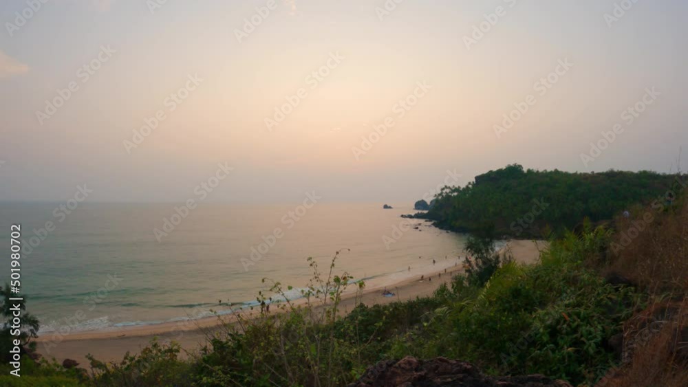 Vídeo do Stock: 4K Wide angle time lapse of beach as seen from cliff ...