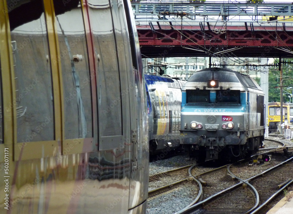 Trains en gare de Nancy le 28/07/11. Présence d'une ancienne locomotive CC 72000 qui tractait ...