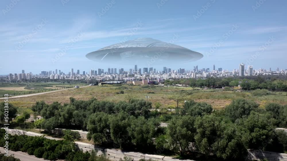 Stockvideon Massive ufo Flying saucer hovering over large city Aerial ...