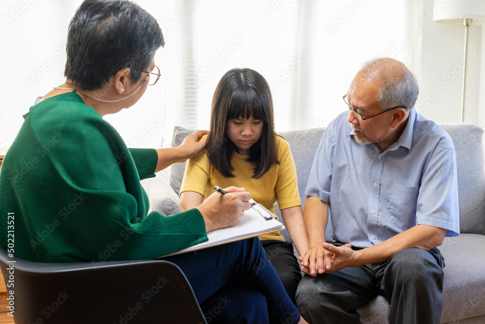 Parents telling the psychologist about family or child problems ...