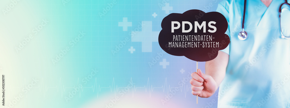 PDMS (Patientendatenmanagement-System). Arzt hält Schild. Text steht in ...