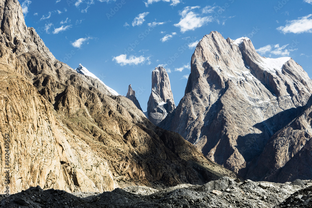 Foto de Great Trango Tower, mountain with sharp peak in Karakoram, K2 ... Foto de Great Trango Tower, mountain with sharp peak in Karakoram, K2 ...