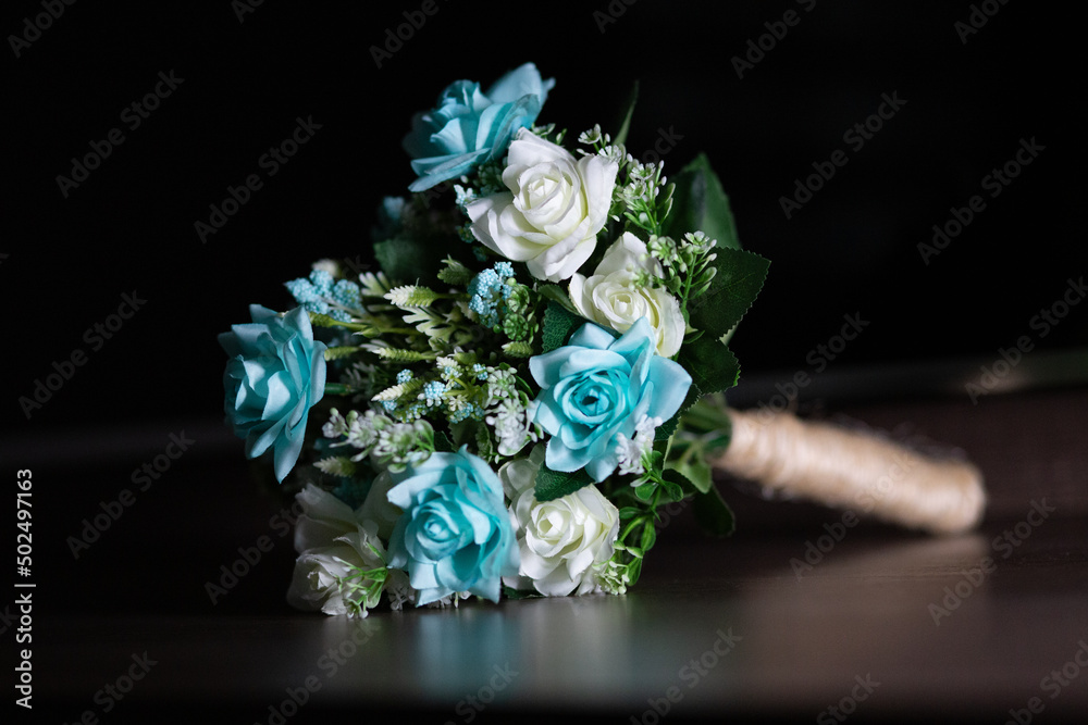 buquê de flores com rosas azuis Stock Photo | Adobe Stock