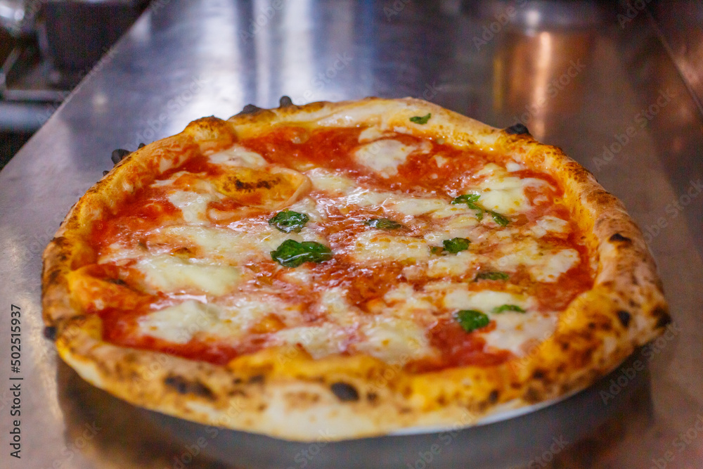 Pizza margherita napoletana fumante e appena sfornata con sugo di ...