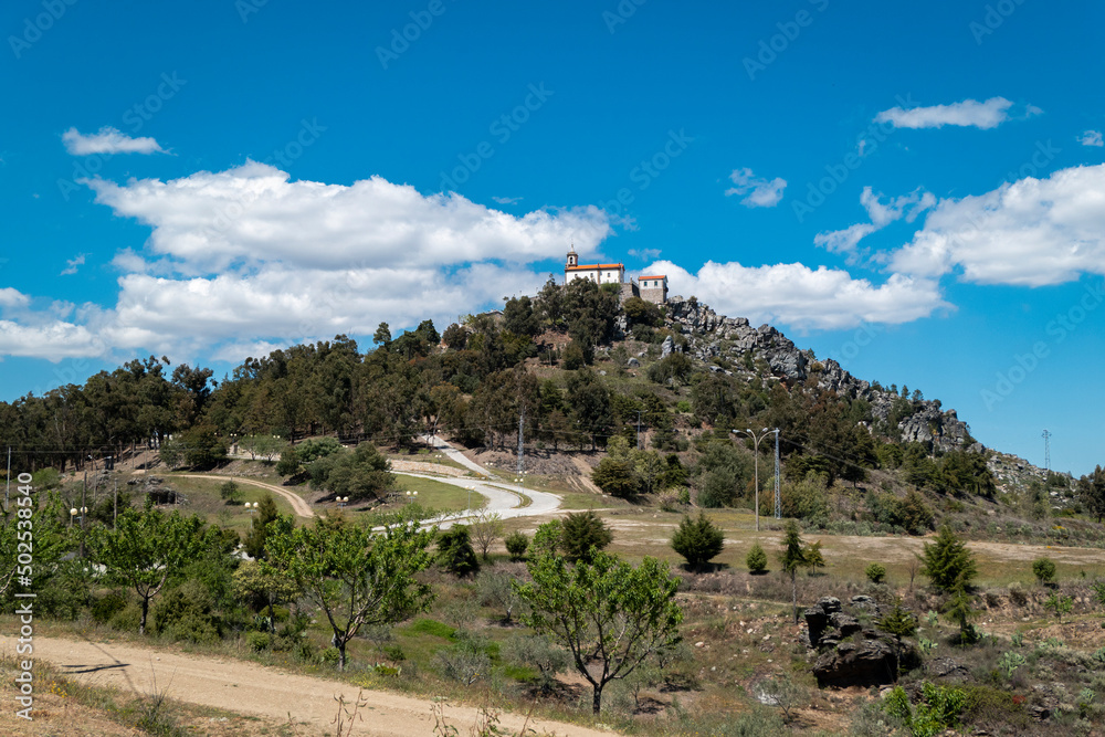 Num monte elevado o Santuário de Nossa senhora da Assunção em Vilas ...