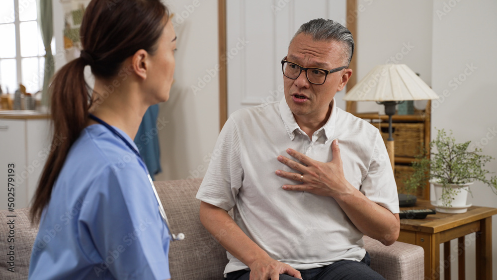 Foto de over the shoulder shot worried Asian senior patient complaining ...