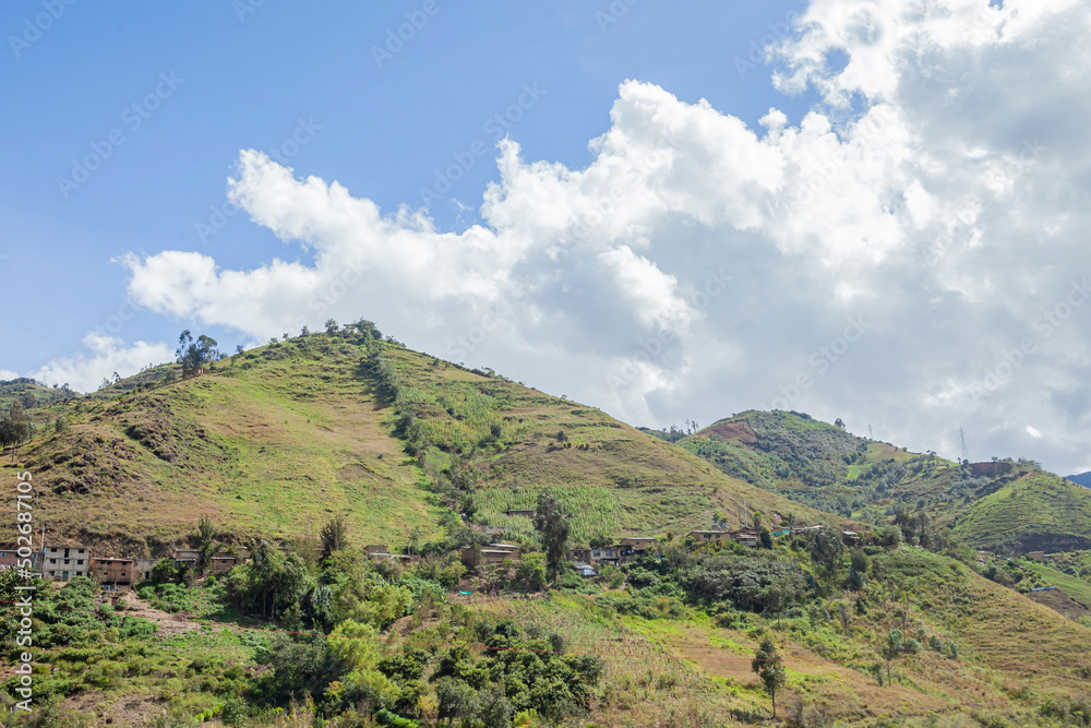 paisaje de la sierra peruana, vegetación, cerros, montañas cielo con ...