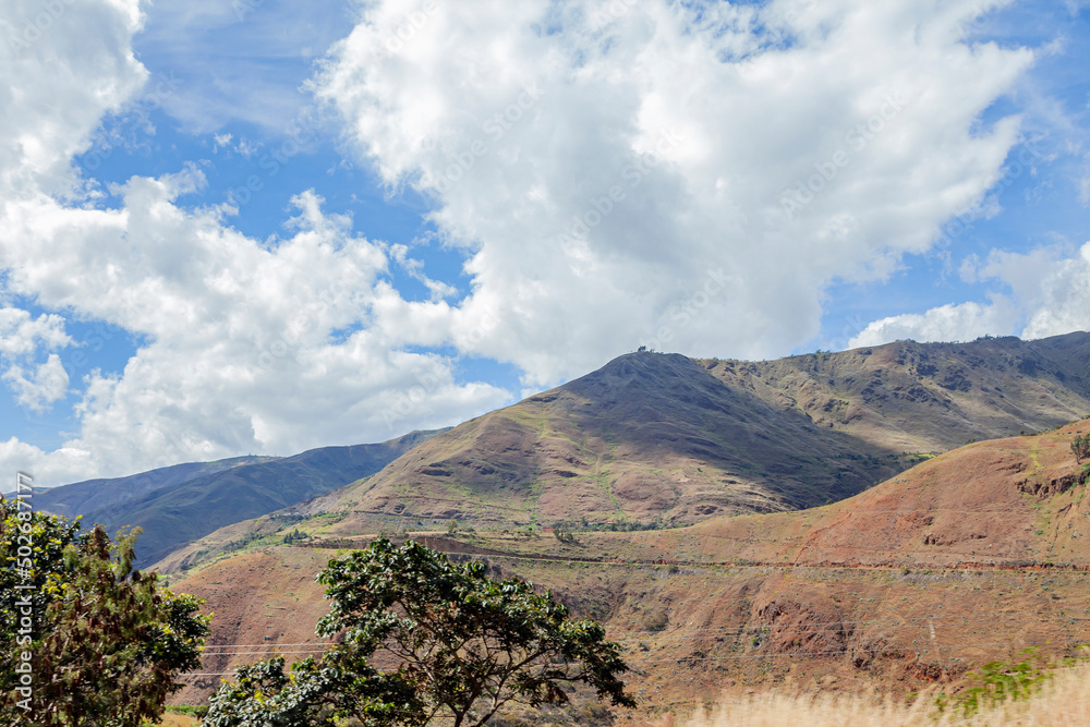 paisaje de la sierra peruana, vegetación, cerros, montañas cielo con ...