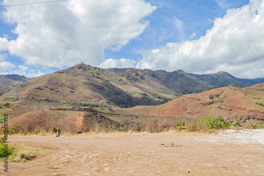 paisaje de la sierra peruana, vegetación, cerros, montañas cielo con ...