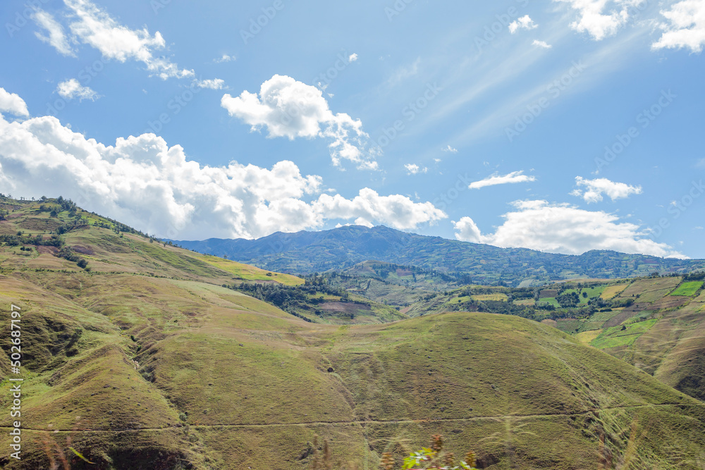 paisaje de la sierra peruana, vegetación, cerros, montañas cielo con ...