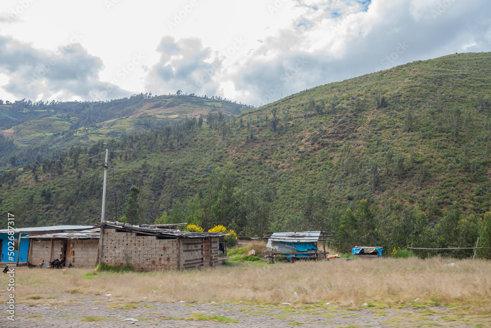 casa rústica, humilde en medio del paisaje y montañas Stock Photo ...