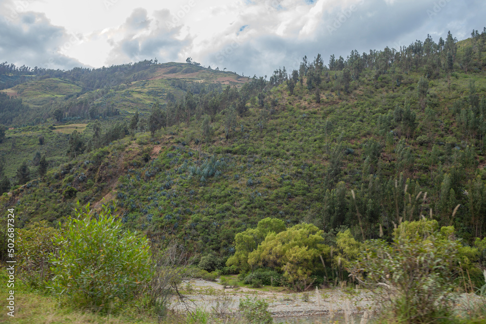 paisaje de la sierra peruana, vegetación, cerros, montañas cielo con ...