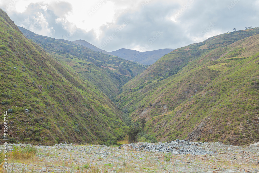 paisaje de la sierra peruana, vegetación, cerros, montañas cielo con ...