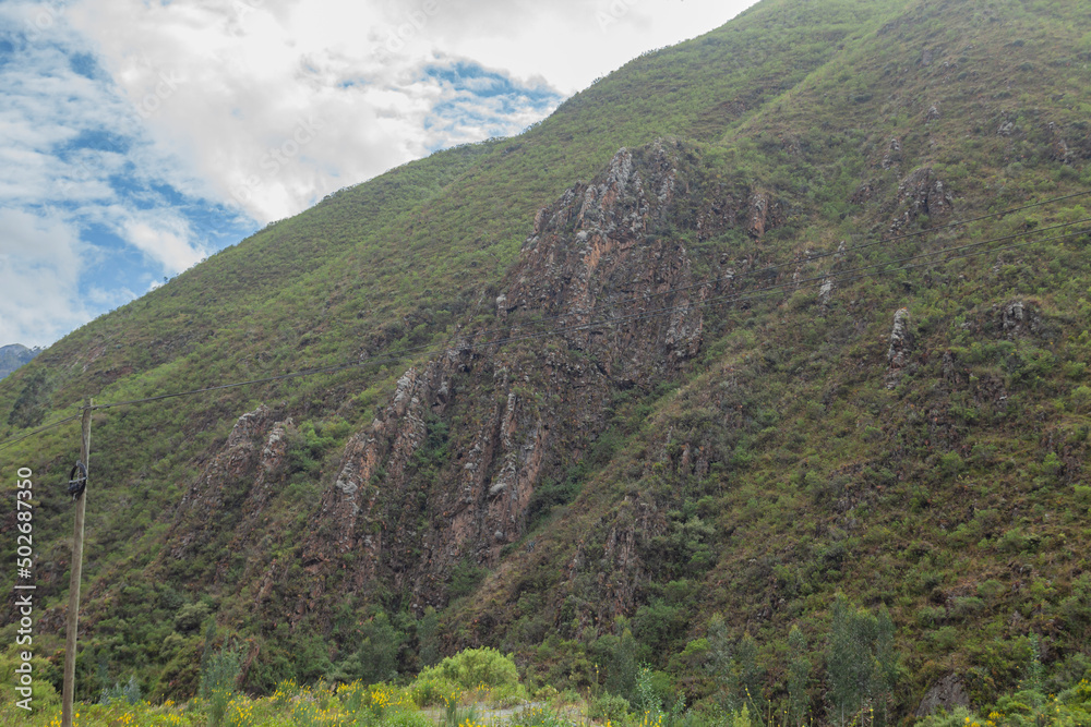 paisaje de la sierra peruana, vegetación, cerros, montañas cielo con ...