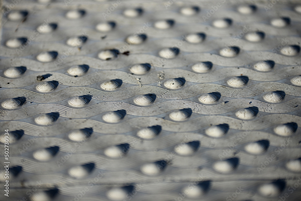 Reliefs pour personne aveugle avant passage piéton foto de Stock ...