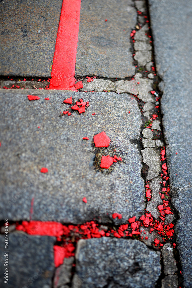 ligne rouge au sol rue pavée Stock Photo | Adobe Stock