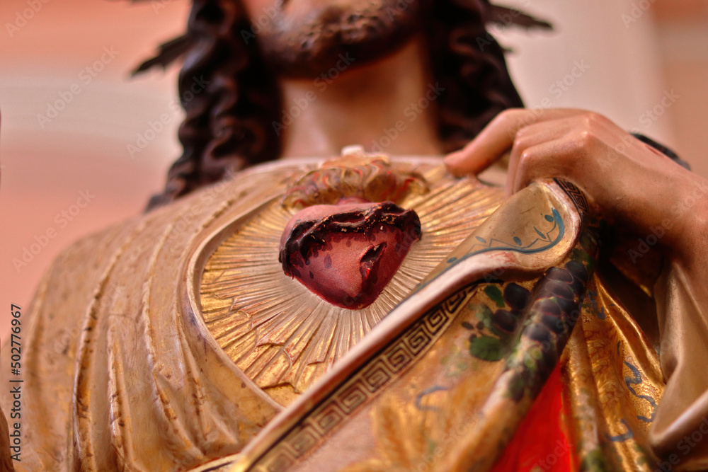 Sacred Heart of Jesus Statue - Jesus showing his own heart, symbol of ...