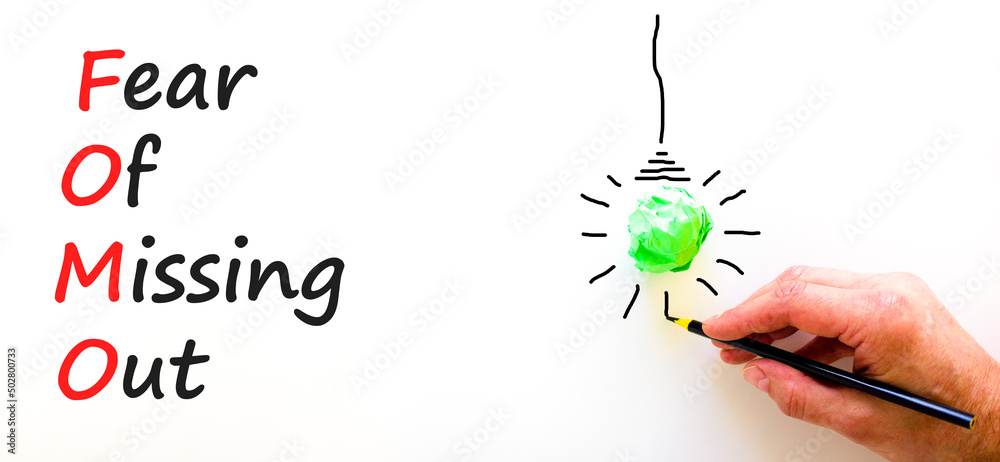 Foto de FOMO fear of missing out symbol. Concept words FOMO fear of ...