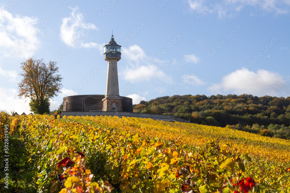 Le Phare de Verzenay, au coeur du vignoble champenois, érigé en 1909 ...