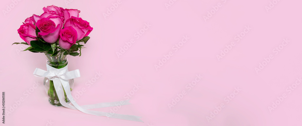 Banner con rosas sobre fondo rosa. Stock Photo | Adobe Stock