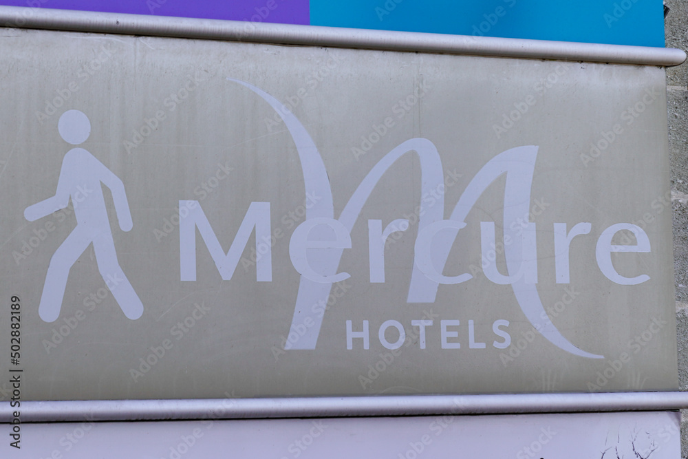Foto Stock mercure hotel sign text and logo brand on building facade ...