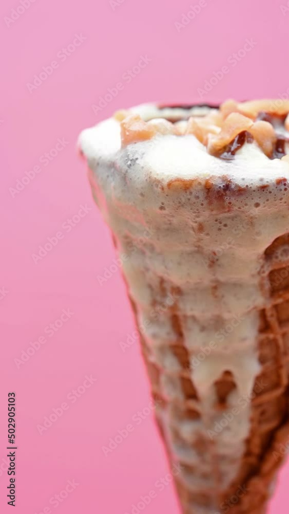 Vidéo Stock side pan melting ice cream cone of vanilla flavor close up ...