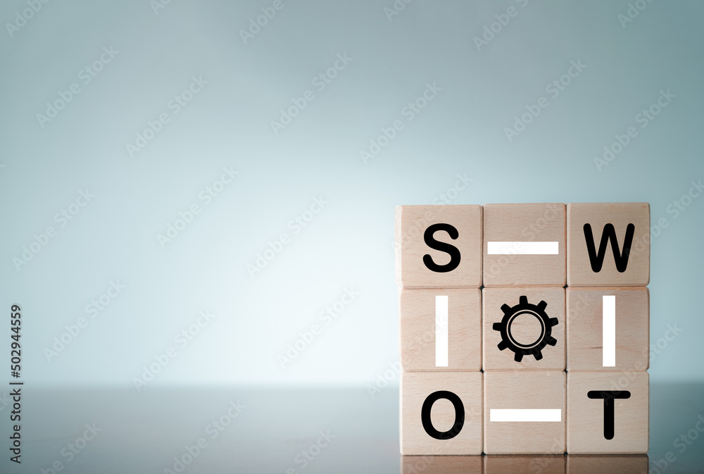 Foto de SWOT analysis Concept.,SWOT word and Gear icon on wooden cube ...