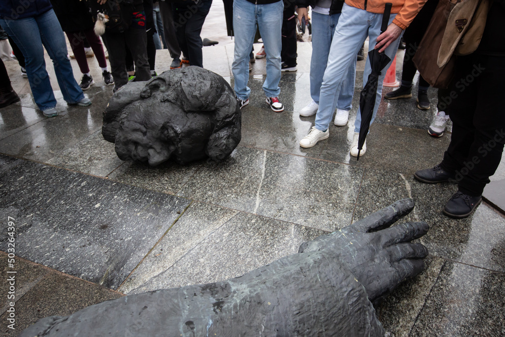 Foto de People look at the fallen Soviet monument to a friendship ...