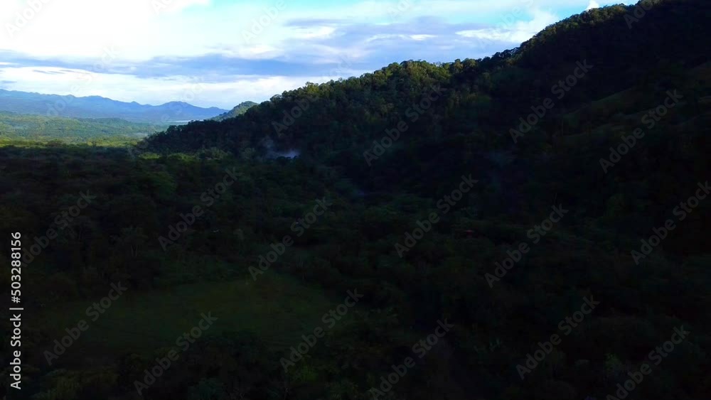 Un hermoso y frio amanecer en medio de la selva de la reserva de la ...