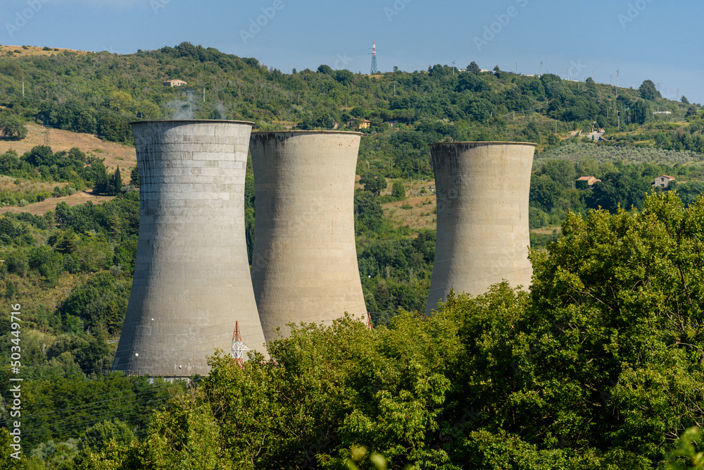 Impianti per energia geotermica di Larderello, Toscana, Italia Stock ...