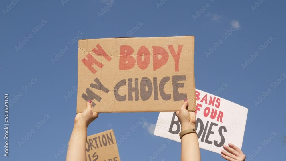 Vidéo Stock Protesters holding signs My Body My Choice, Abortion Is ...