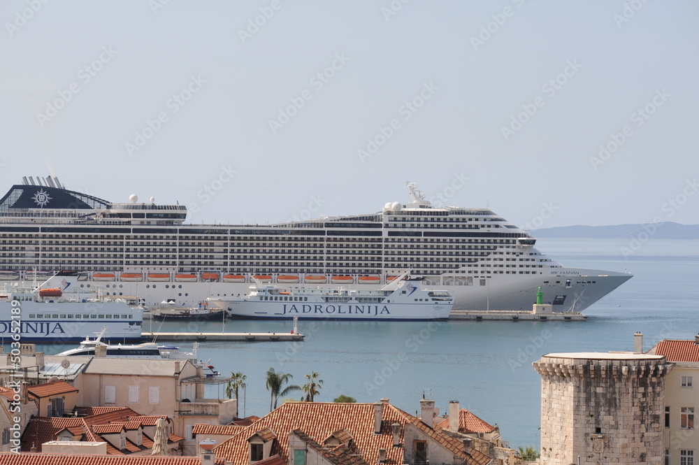 Statek wycieczkowiec MSC Fantasia, port Split w Chorwacji, sezon ...