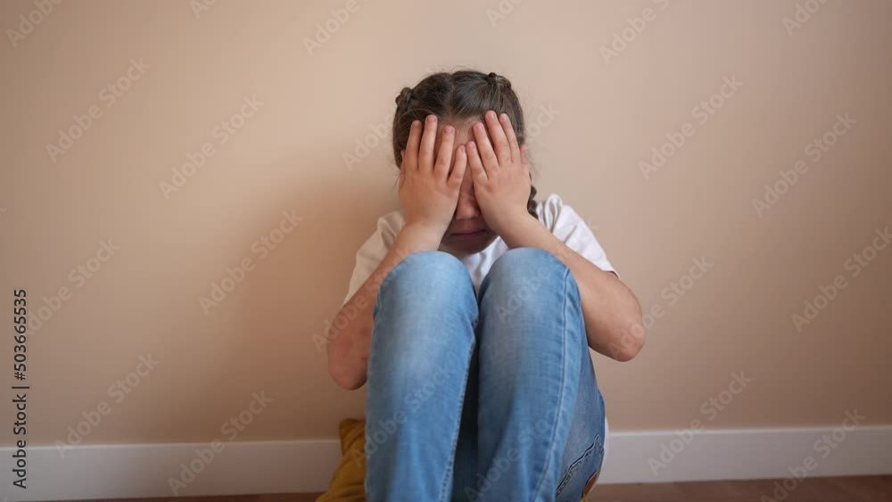 Stockvideon sad girl sitting in the corner crying a covered her face ...