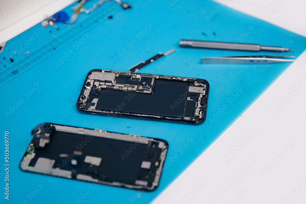 Concept repair modern mobile phone, master disassembles case to replace ...