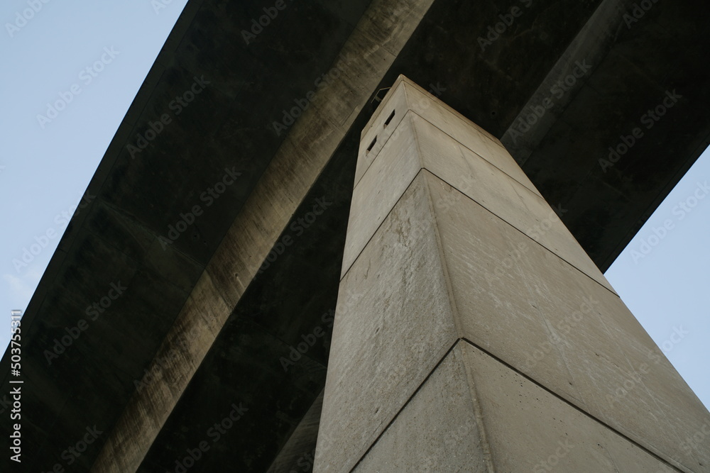 Brücke aus Beton mit Pfeilern und Fahrbahn, Trogbrücke mit ...