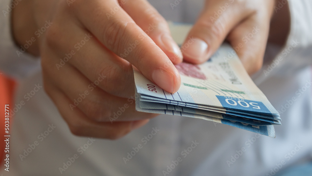 Pagar con billetes de 500 pesos mexicanos Stock Photo | Adobe Stock