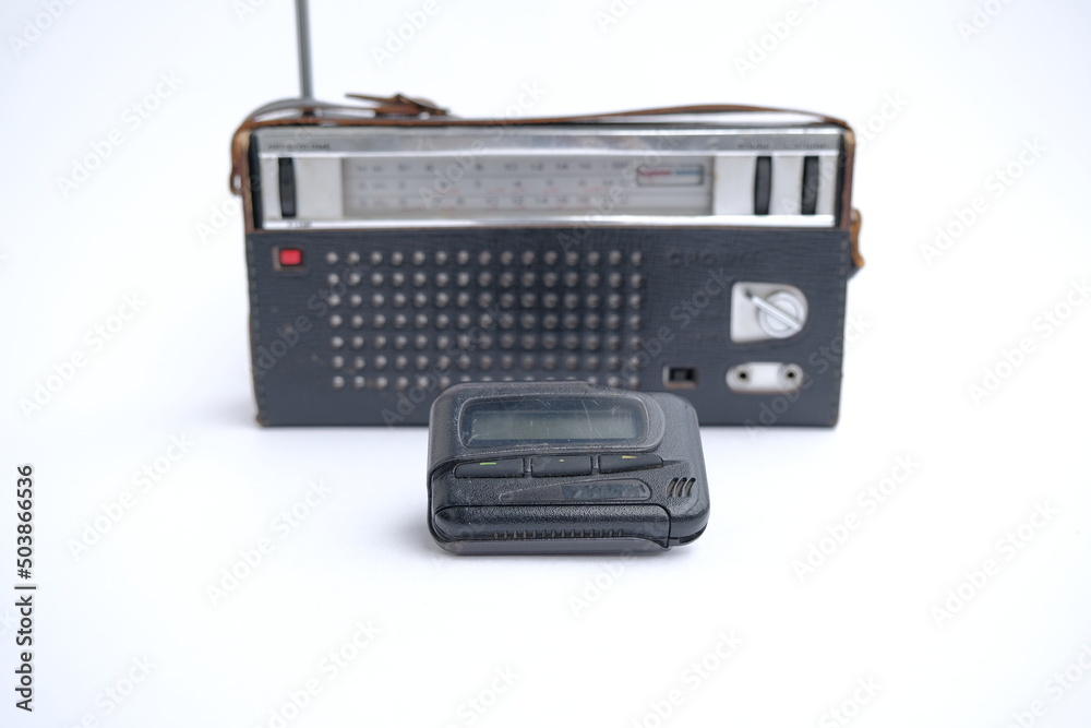 Foto de pager, old vintage beeper. the pager lies on an old retro radio ...