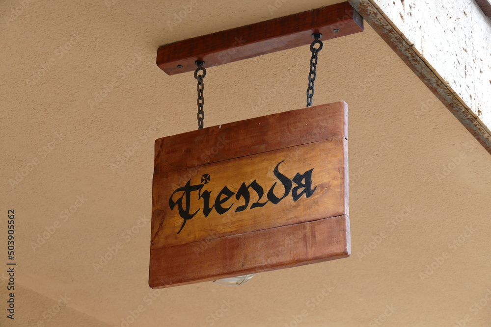 Letrero en de madera que dice "tienda". Antiguo letrero colgado del ...