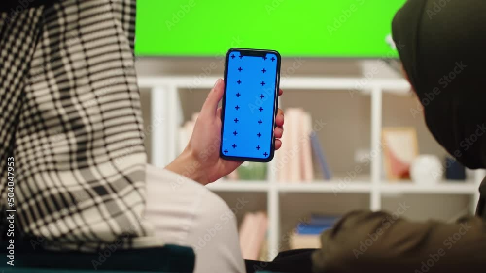 Vidéo Stock Middle eastern family using phone with chroma key close-up ...