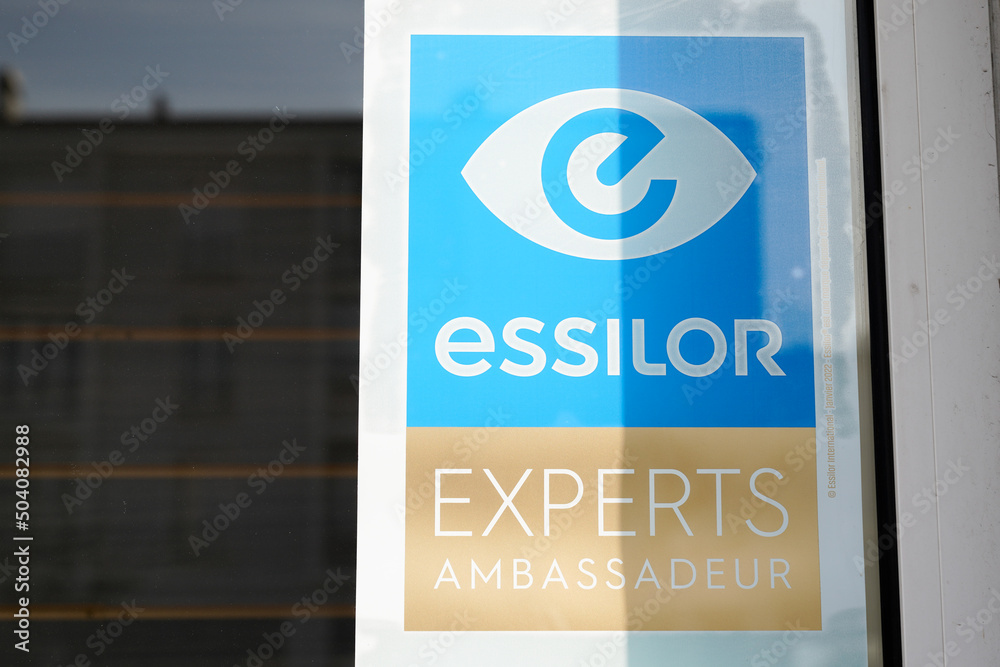 Foto de essilor expert ambassador optic text logo shop and brand sign of french store of ...