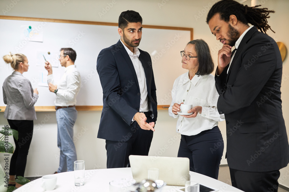 Business Leute diskutieren Projekt Strategie Workshop Stock Photo ...
