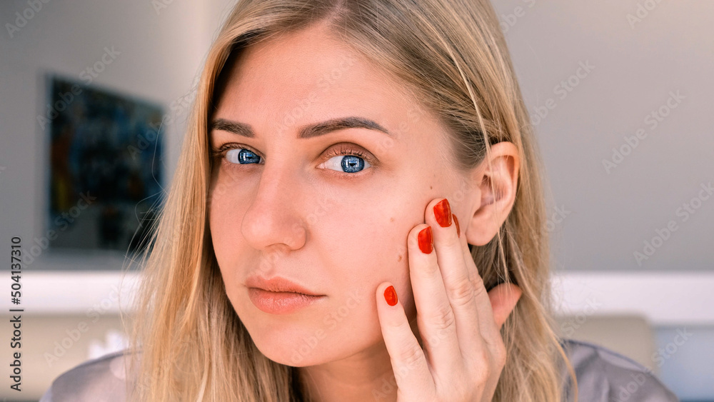 Second chin, obesity. A portrait of a 30-year-old woman pulling back ...