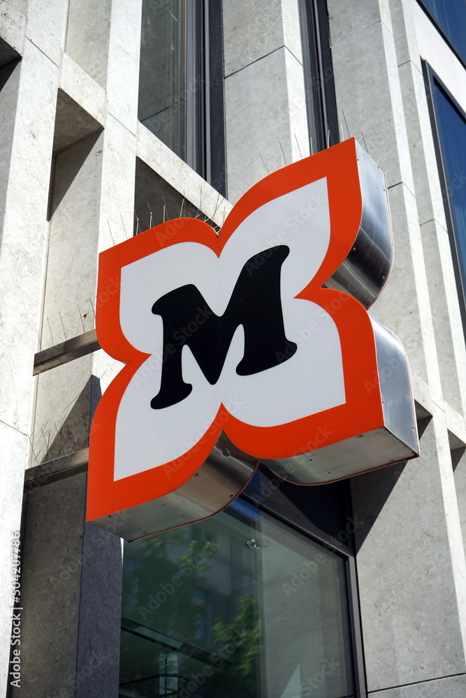 Das Logo der Drogerie Müller an einer modernen Fassade bei Sonnenschein ...