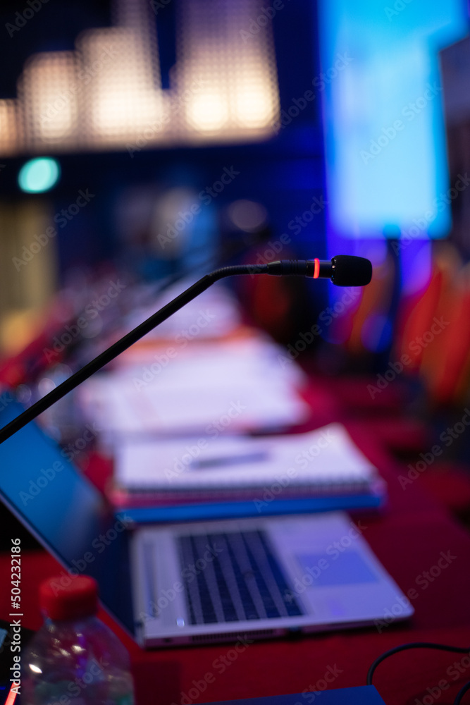 rangée de micros posés sur une table de conférence ou dans une salle de ...