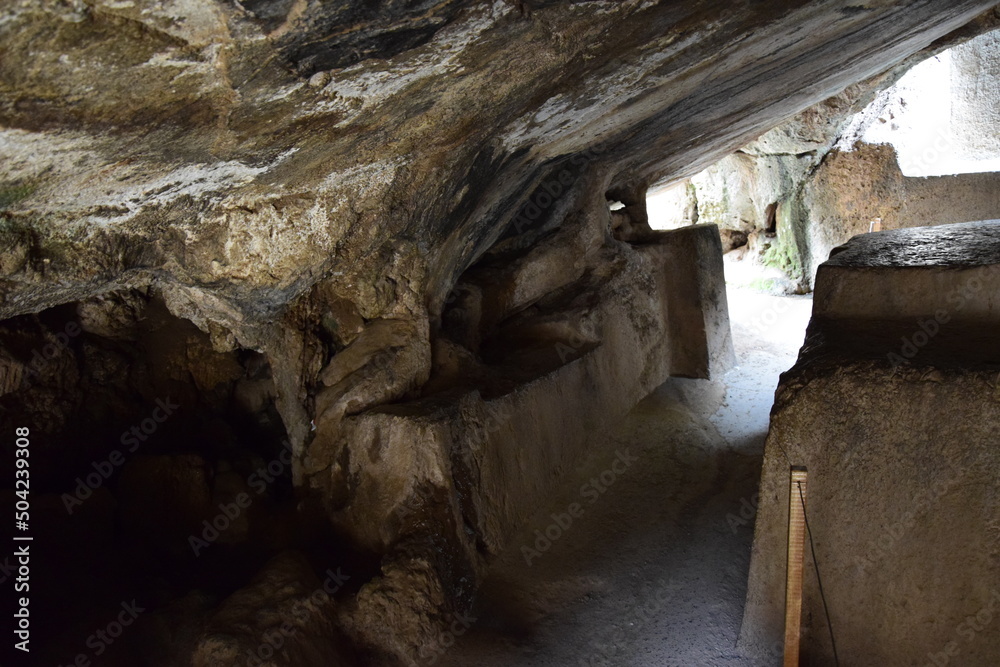 Foto de Inca ruins. Underground cave used for ancient Inca ceremonies ...