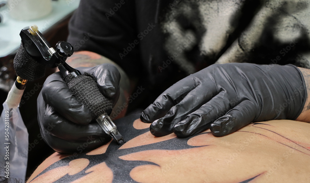 Tatuador en sesión de tatuaje tatuando un tatuaje a una persona Stock ...