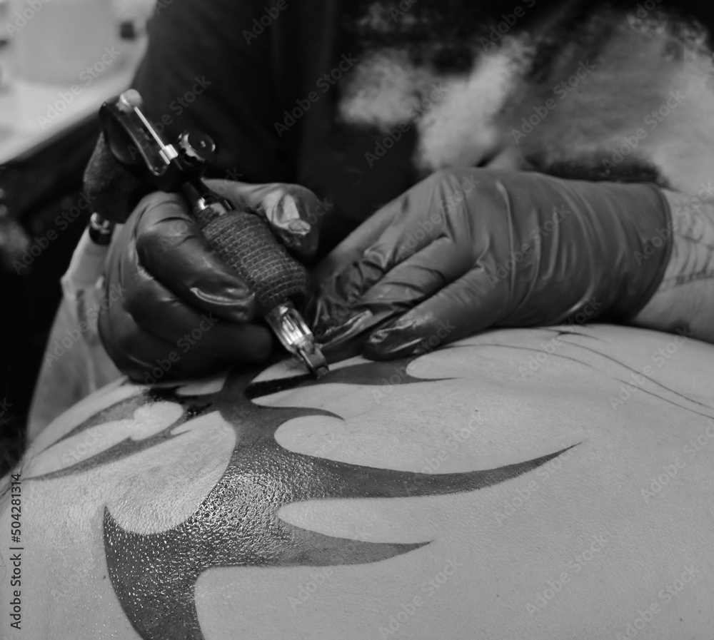 Tatuador en sesión de tatuaje tatuando un tatuaje a una persona Stock ...