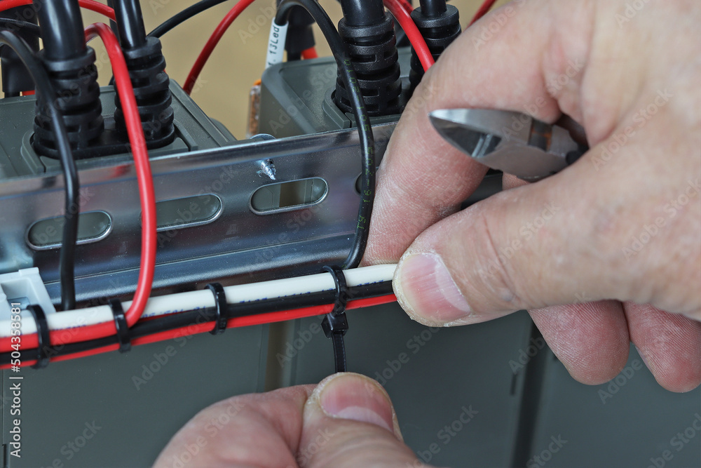 Installation of a cable tie on an insulated mounting wire in an ...