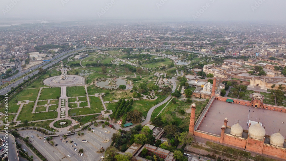 Beautiful and Historical Royal Mosque Badshahi Masjid and Minar-e ...